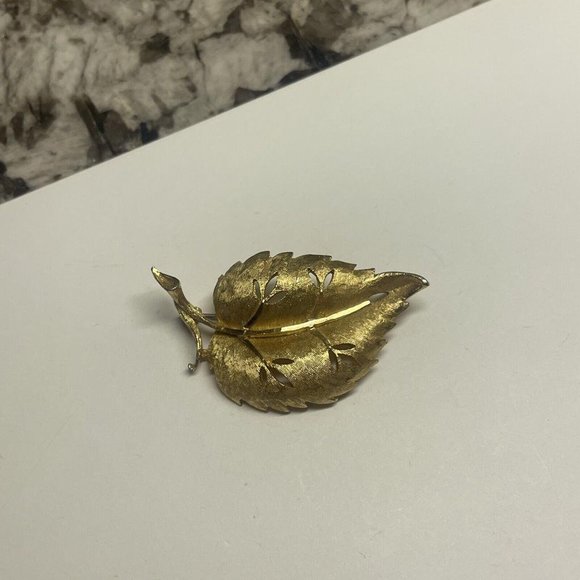 B.S.K. | Jewelry | Pretty Vintage Signed Bsk Brooch Pin Gold Tone Leaf ...